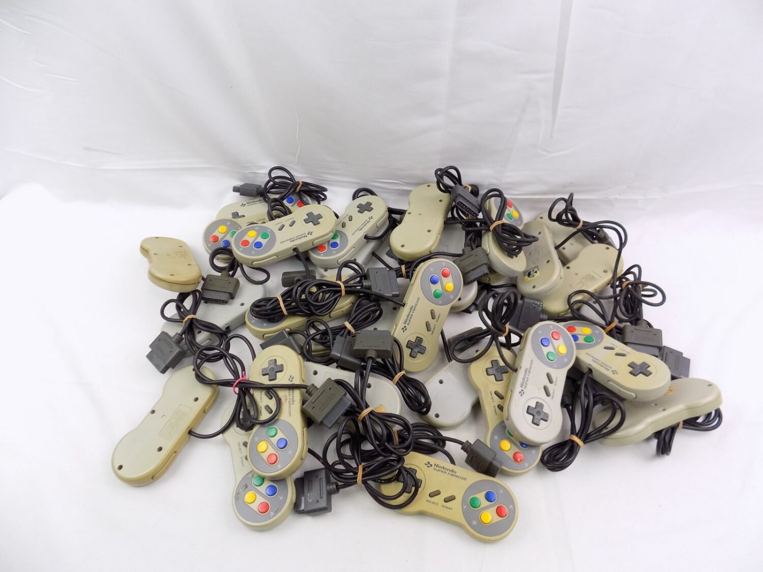 Nintendo Super Famicom SNES Bundle of 28 Grade B Yellowed Controllers ...