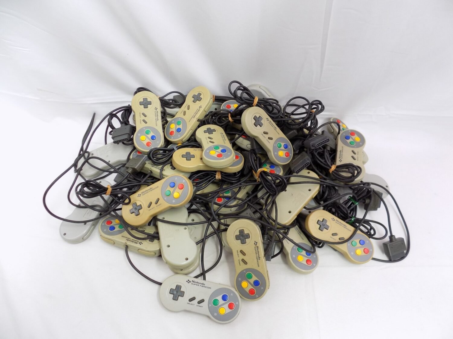 Nintendo Super Famicom SNES Bundle of 38 Grade B Yellowed Controllers ...